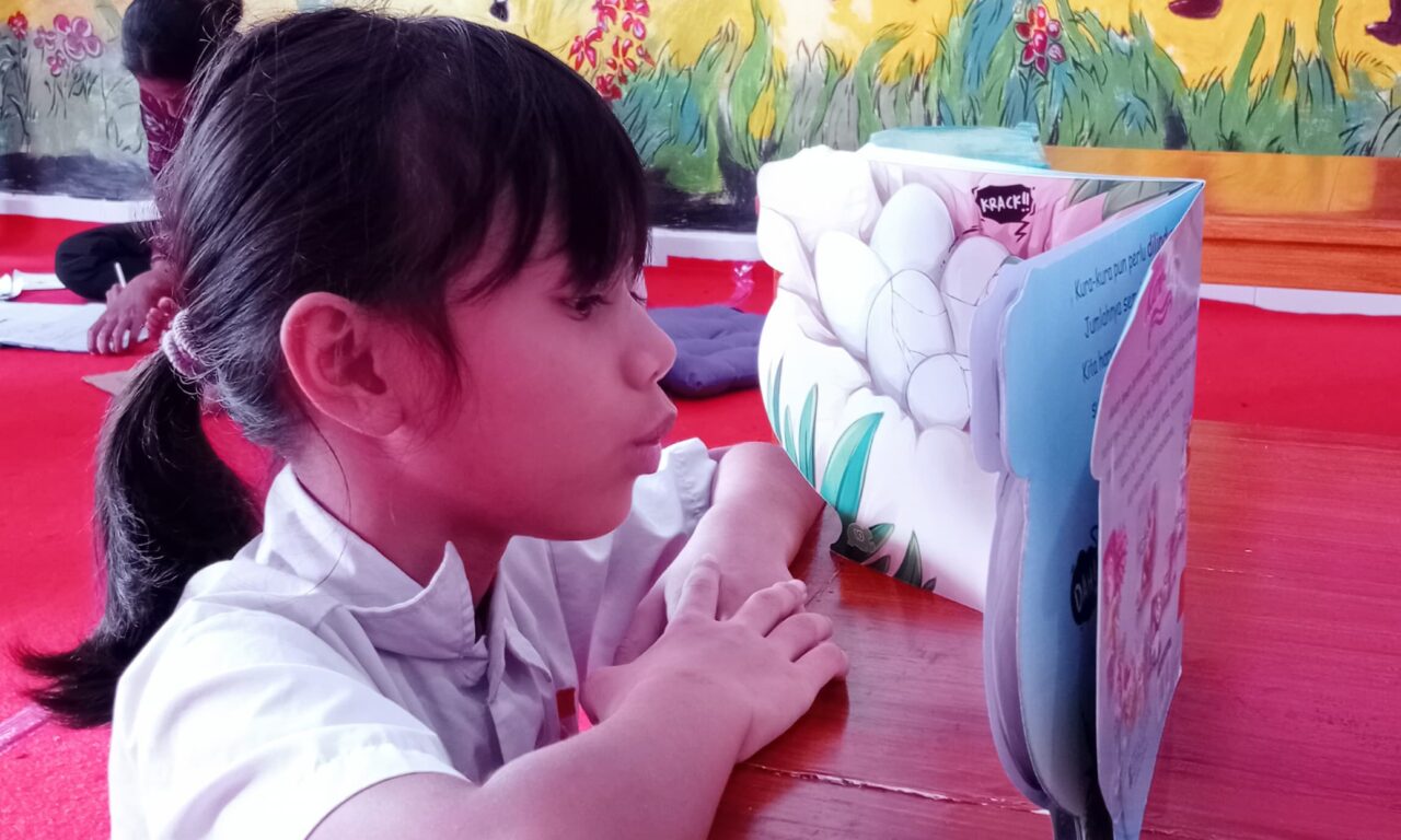 STUDENTS AND TEACHERS ARE ENJOYING READING ALOUD ACTIVITY - Taman ...